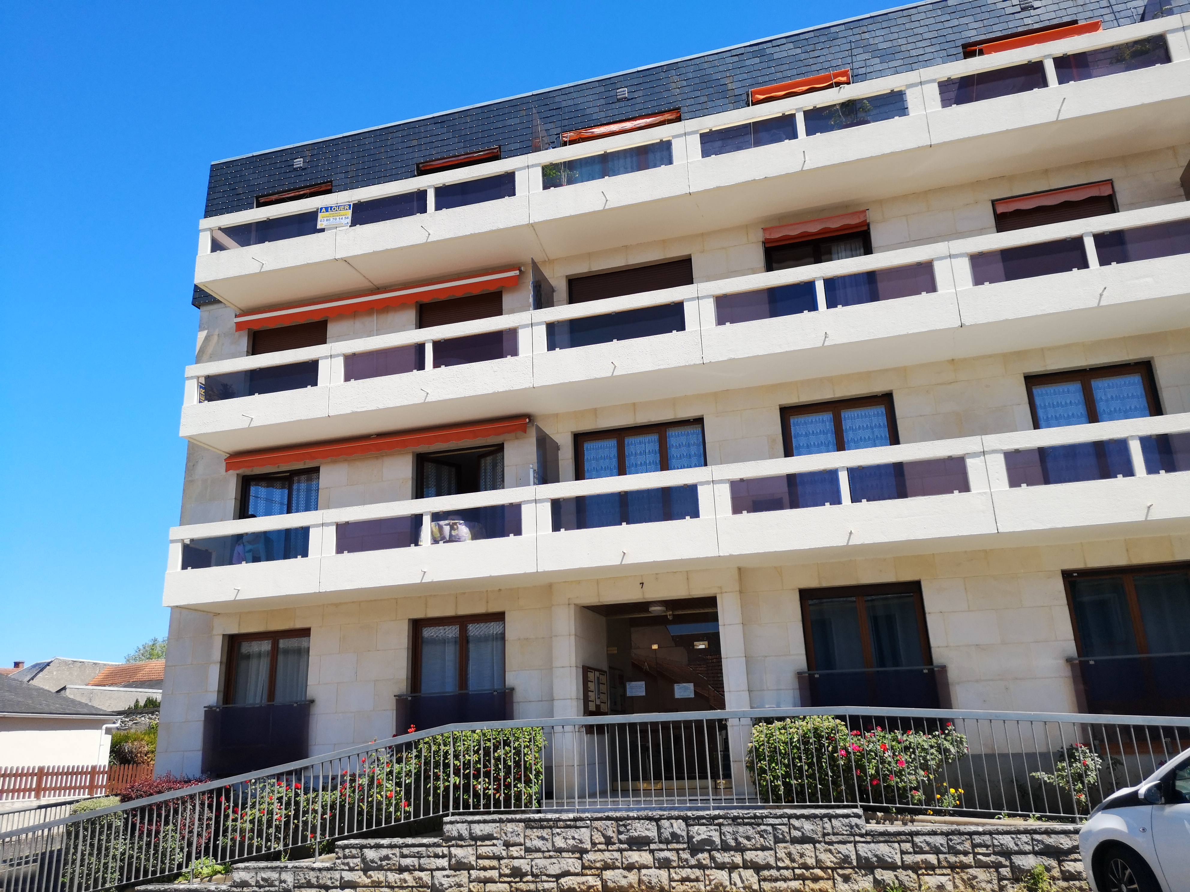 Vente Spécial investisseur, Appartement T3, RDC avec jardinet et cave.